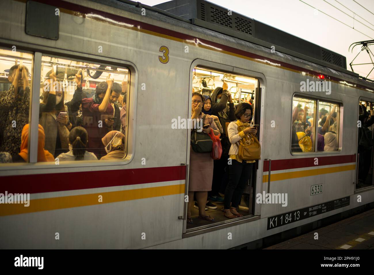 Crowded train at Kota Station, Jakarta Stock Photo - Alamy