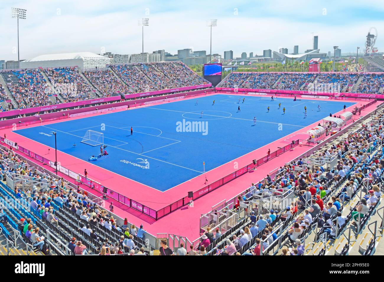 England football crowd in stadium hi-res stock photography and images ...