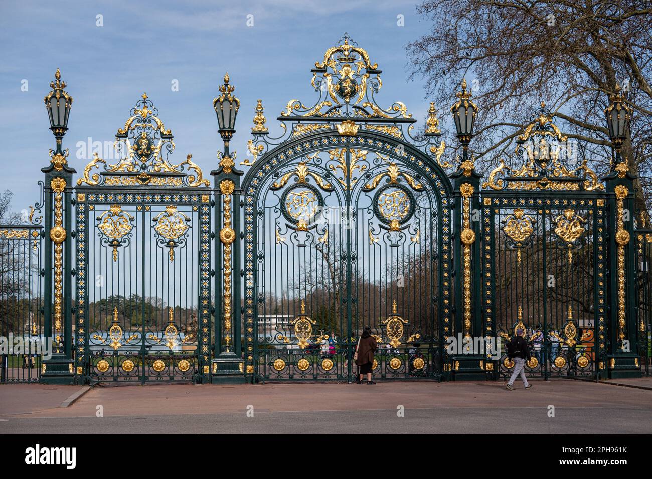 France, Lyon, 2023-03-22. Gateway to the Parc de la Tete d'Or in spring Stock Photo - Alamy