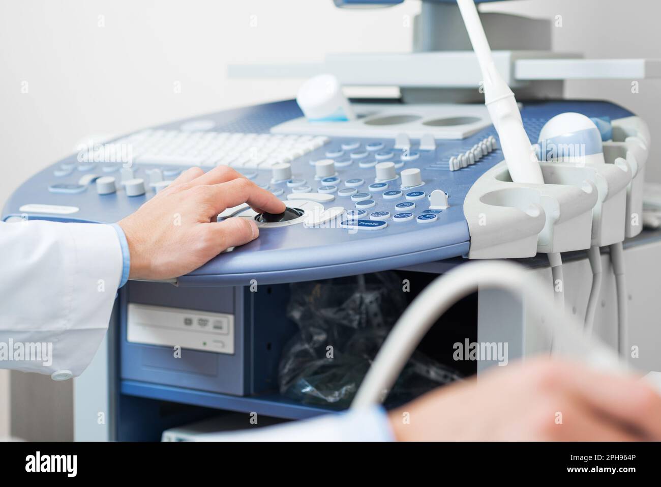 Sonographer using ultrasound machine at work Stock Photo - Alamy