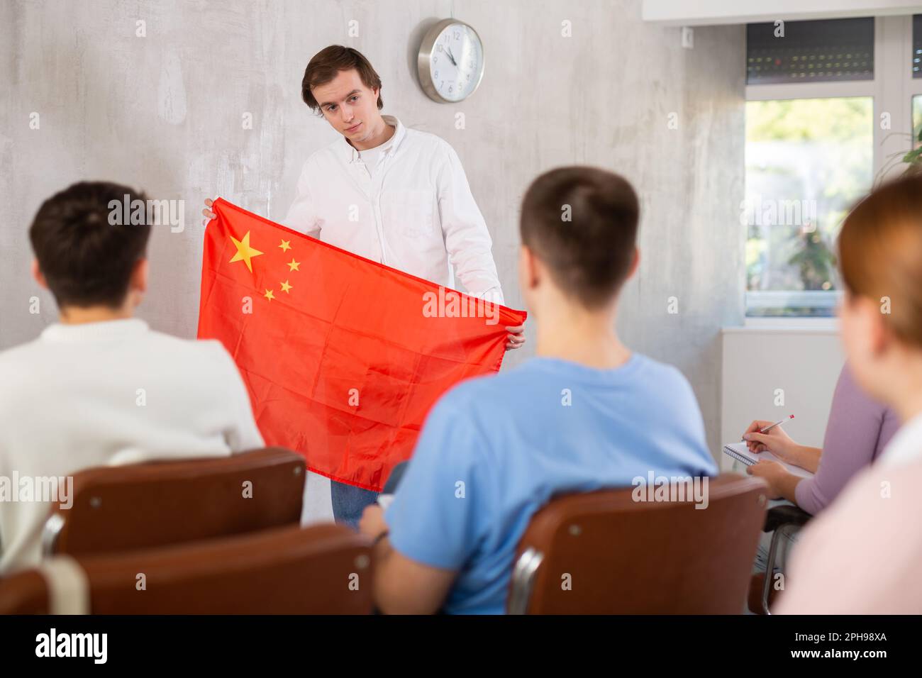 Young man tells his classmates the history of the state of China ...
