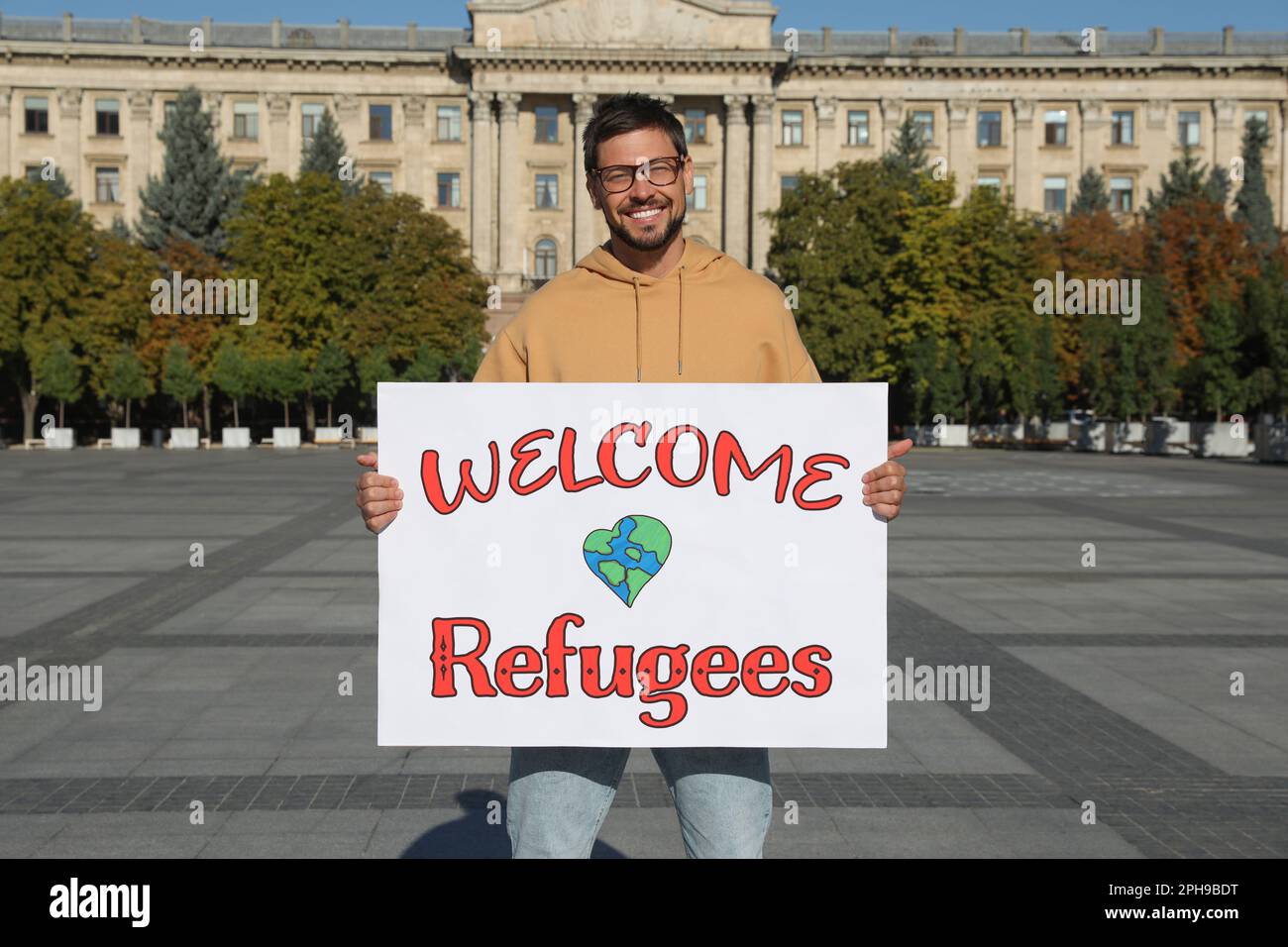 Refugees welcome cardboard sign hi-res stock photography and images - Alamy