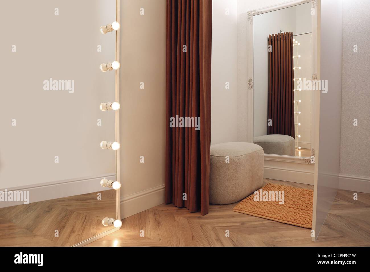 Dressing room in fashion store. Modern design Stock Photo - Alamy