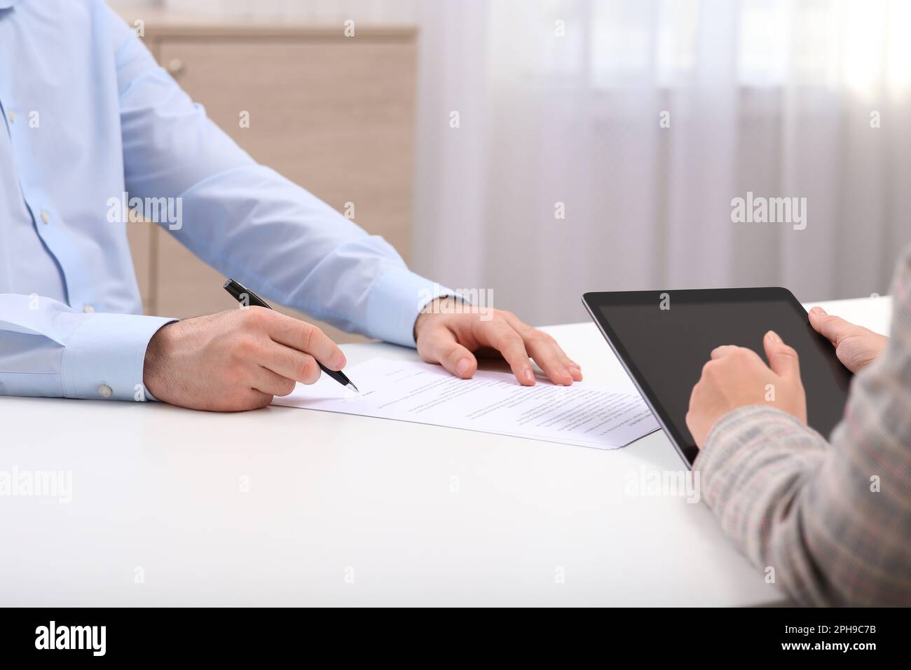 Hands pen tablet contract hi-res stock photography and images - Alamy
