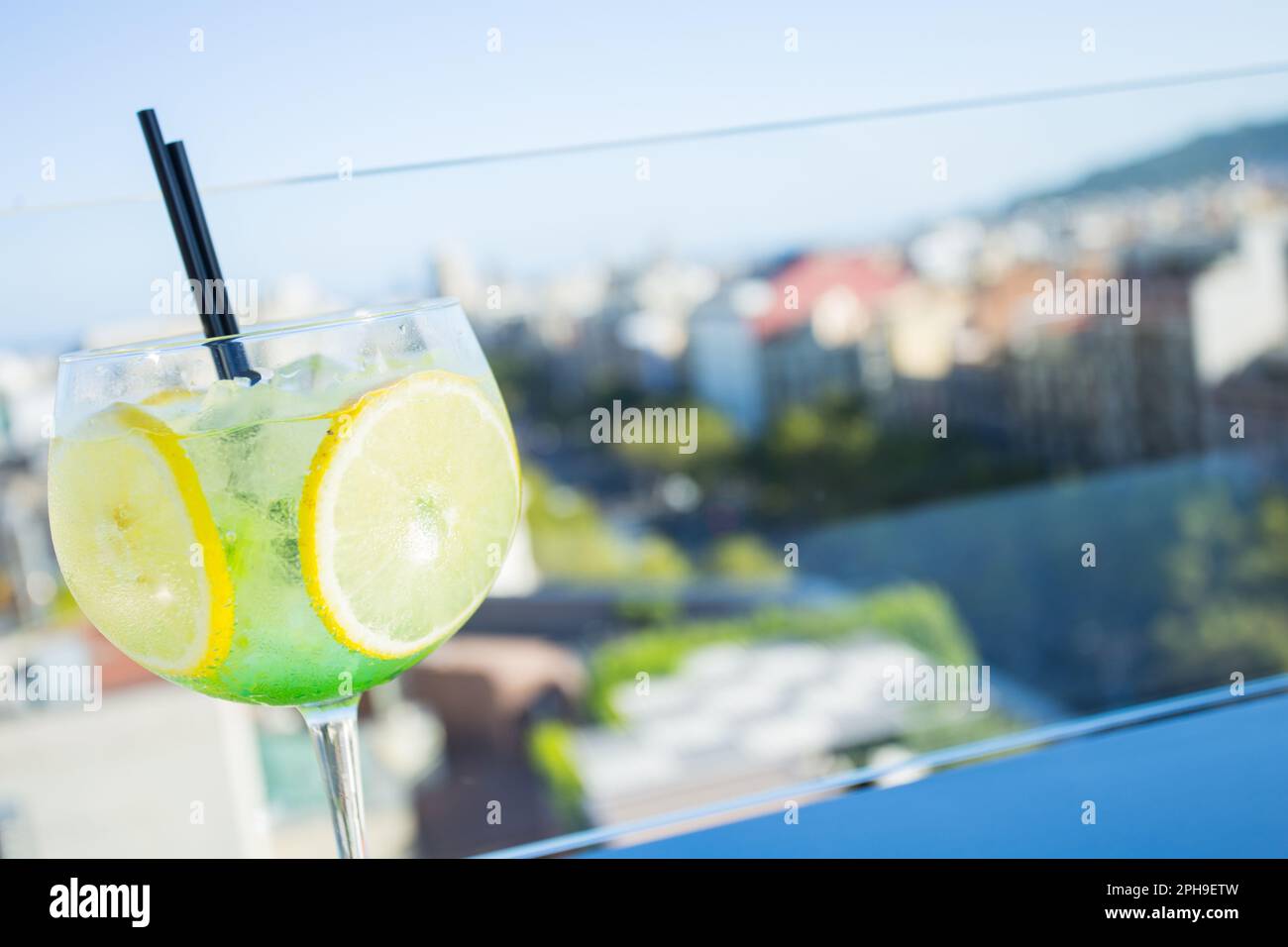 Gin and tonic served in a balloon glass Stock Photo - Alamy