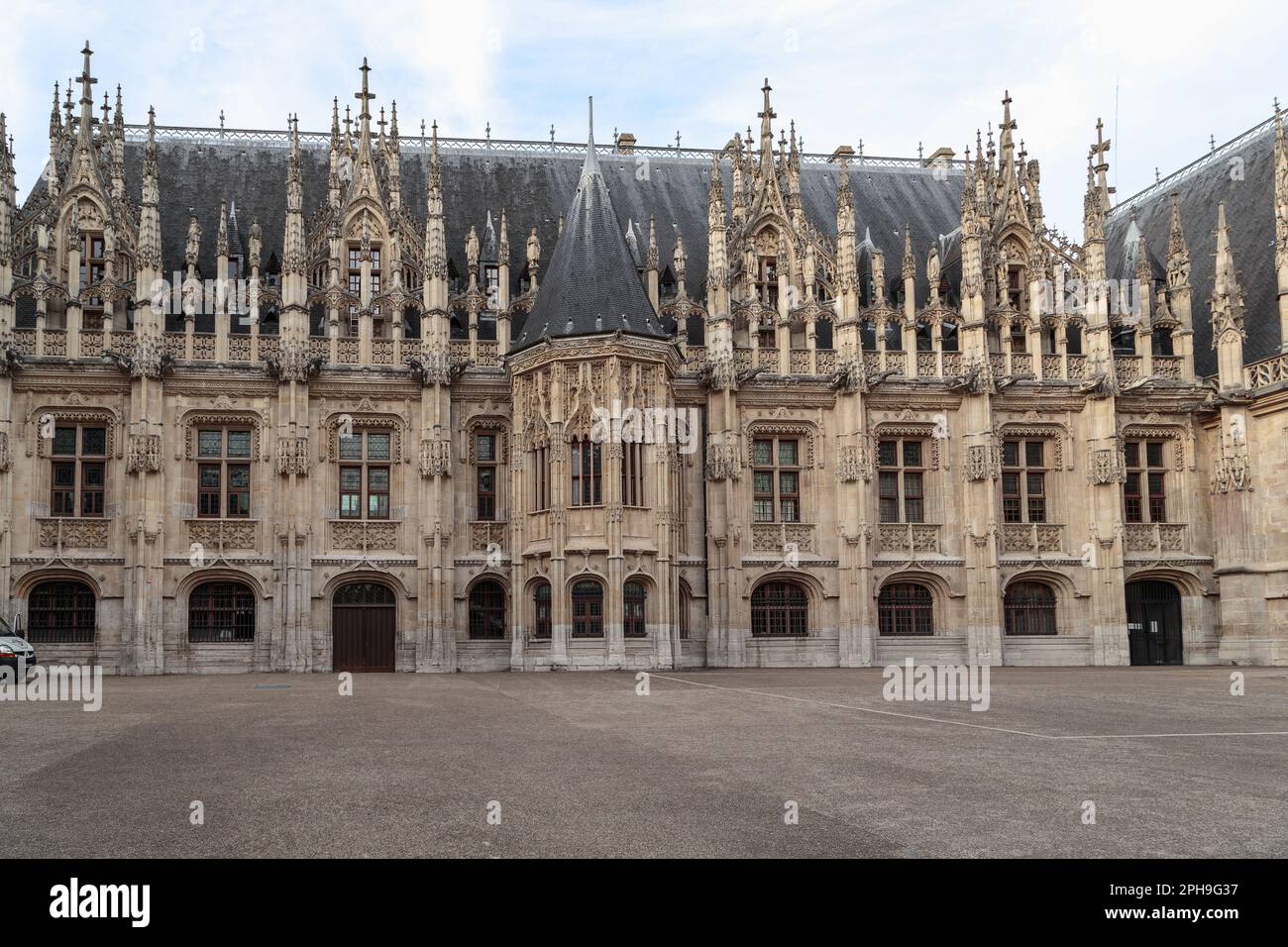 Rouen sculpture hi-res stock photography and images - Alamy