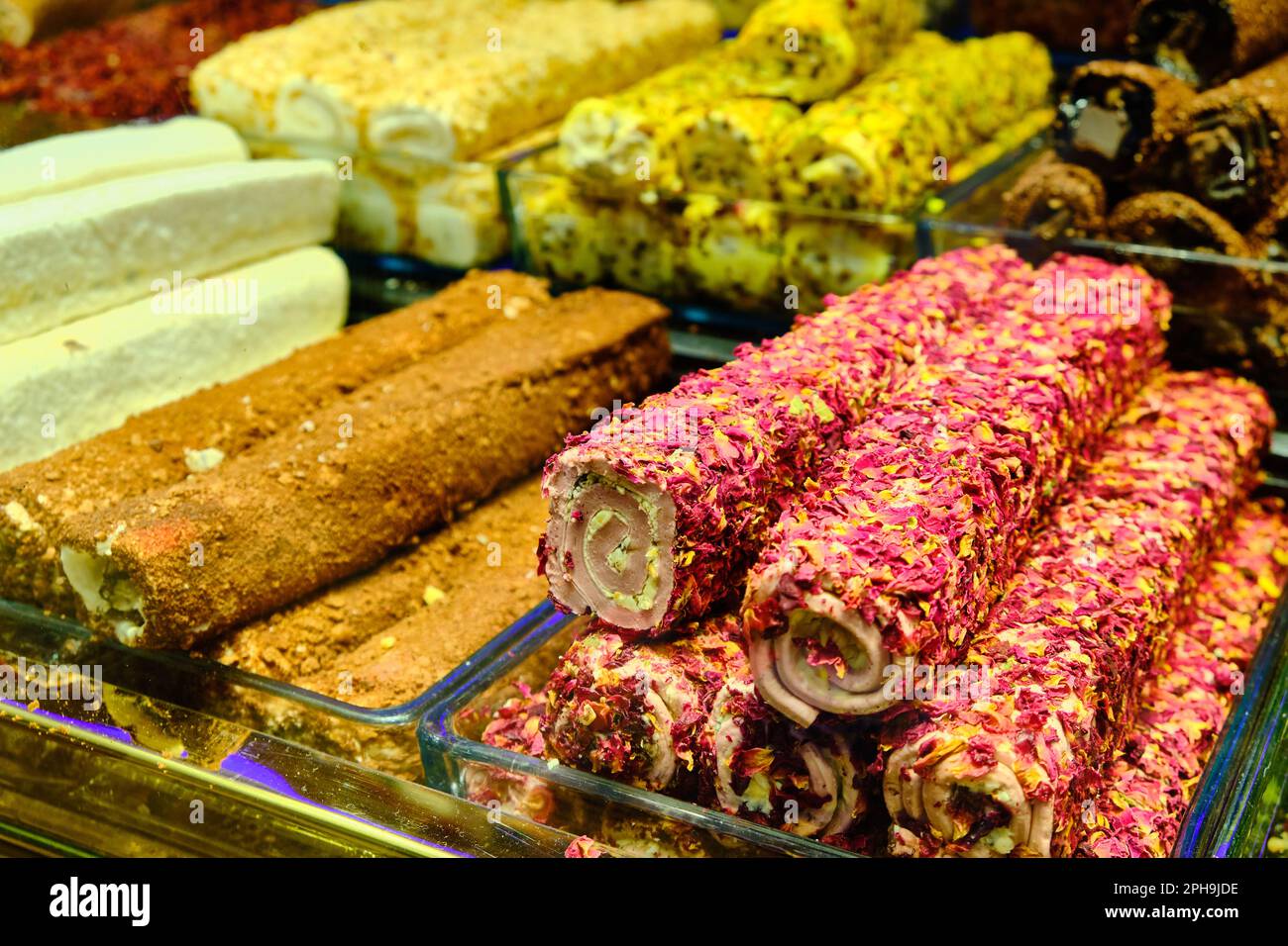 Traditional turkish delights shop Stock Photo - Alamy