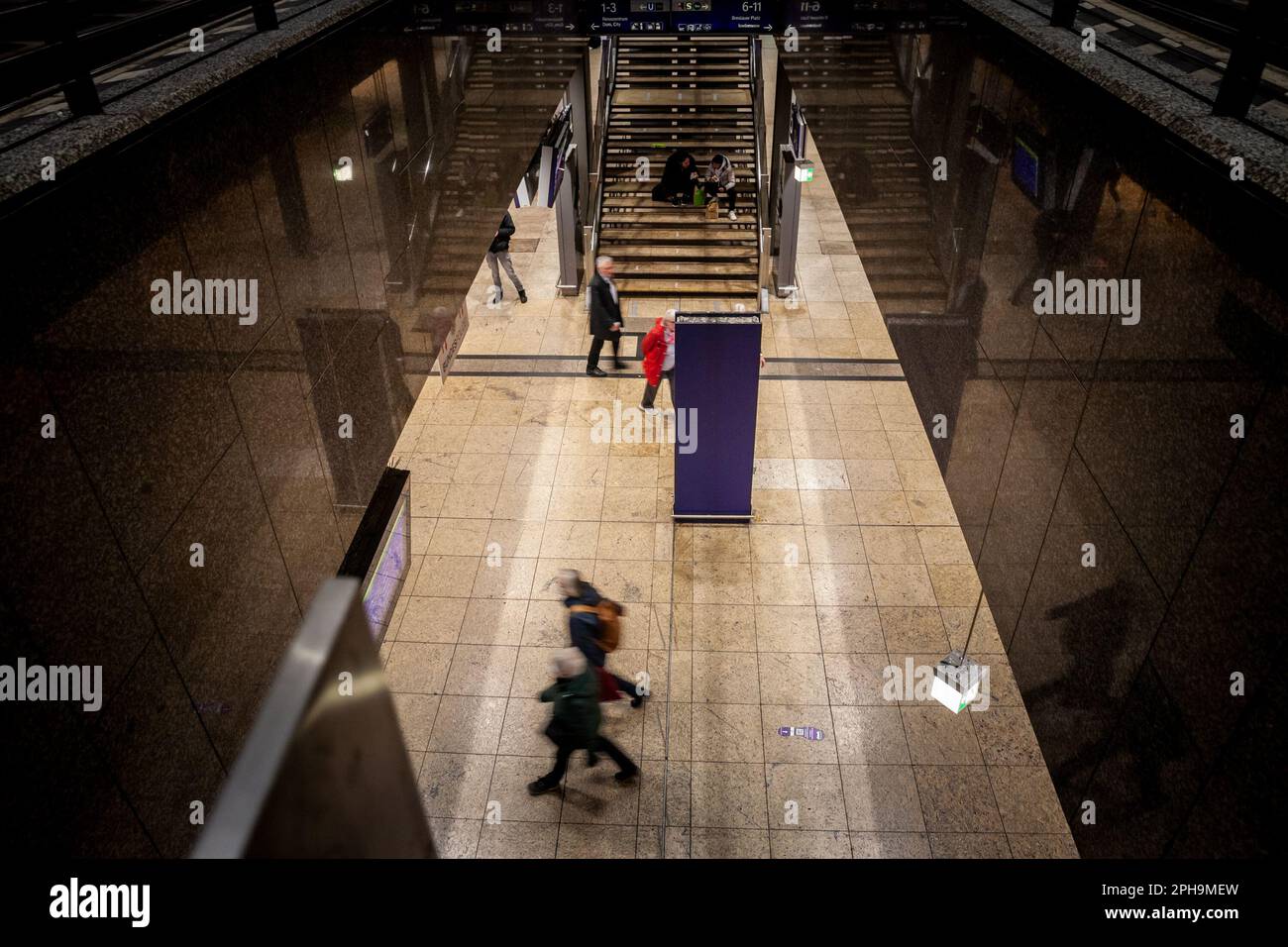 Picture of the Koln Hbf underground concourse with people rushing in ...