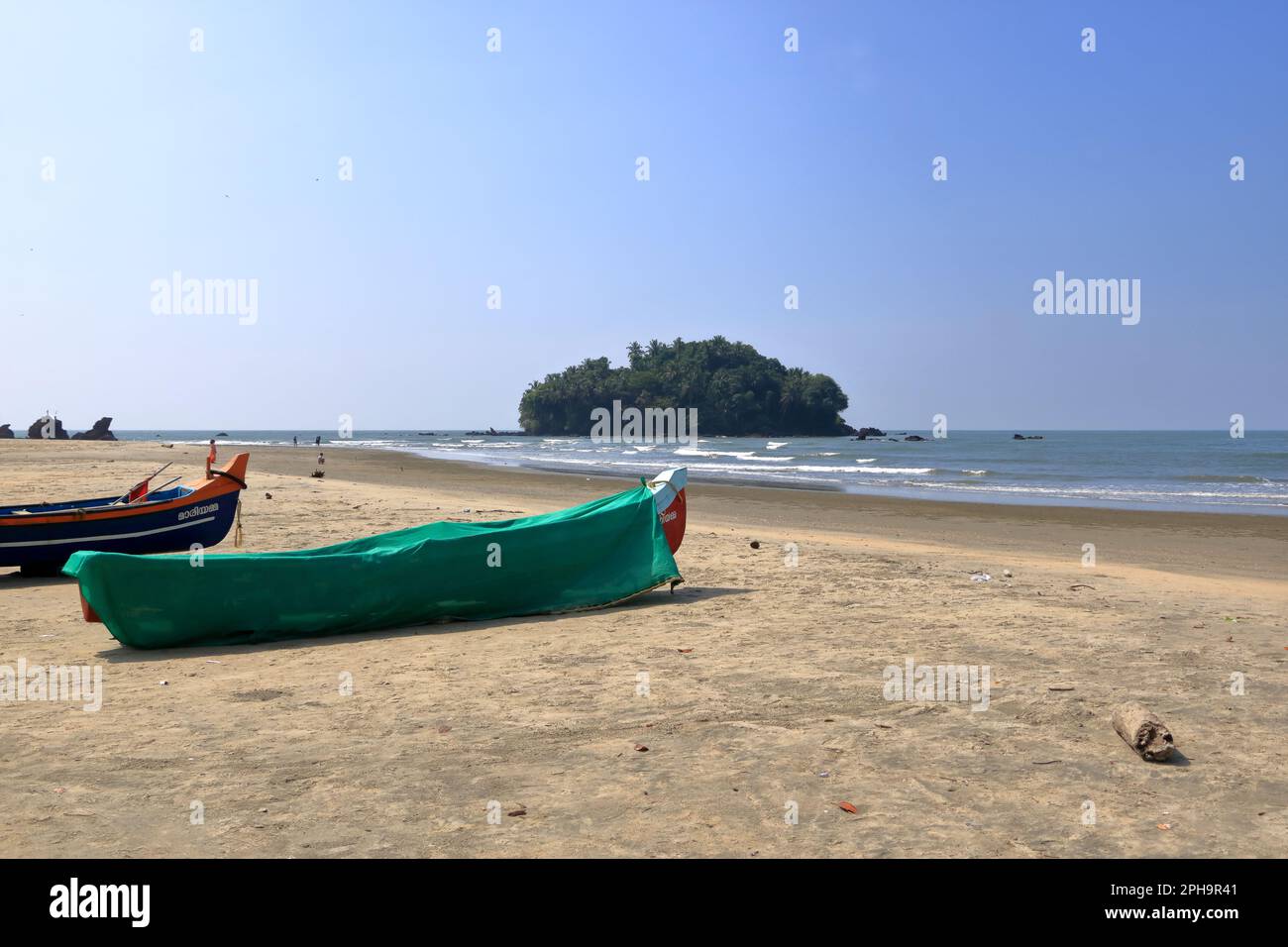 Dharmadam island and beach in Kannur, Kerala in India Stock Photo - Alamy