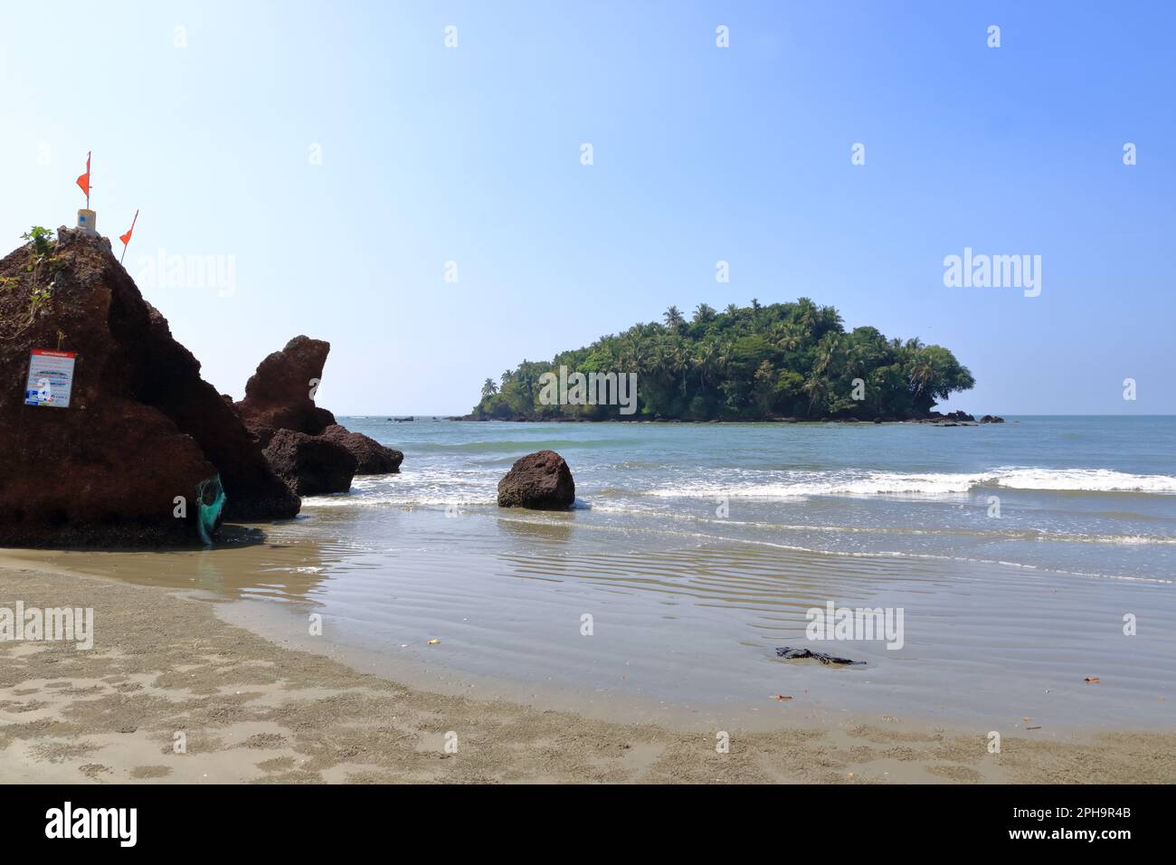 Dharmadam island and beach in Kannur, Kerala in India Stock Photo - Alamy