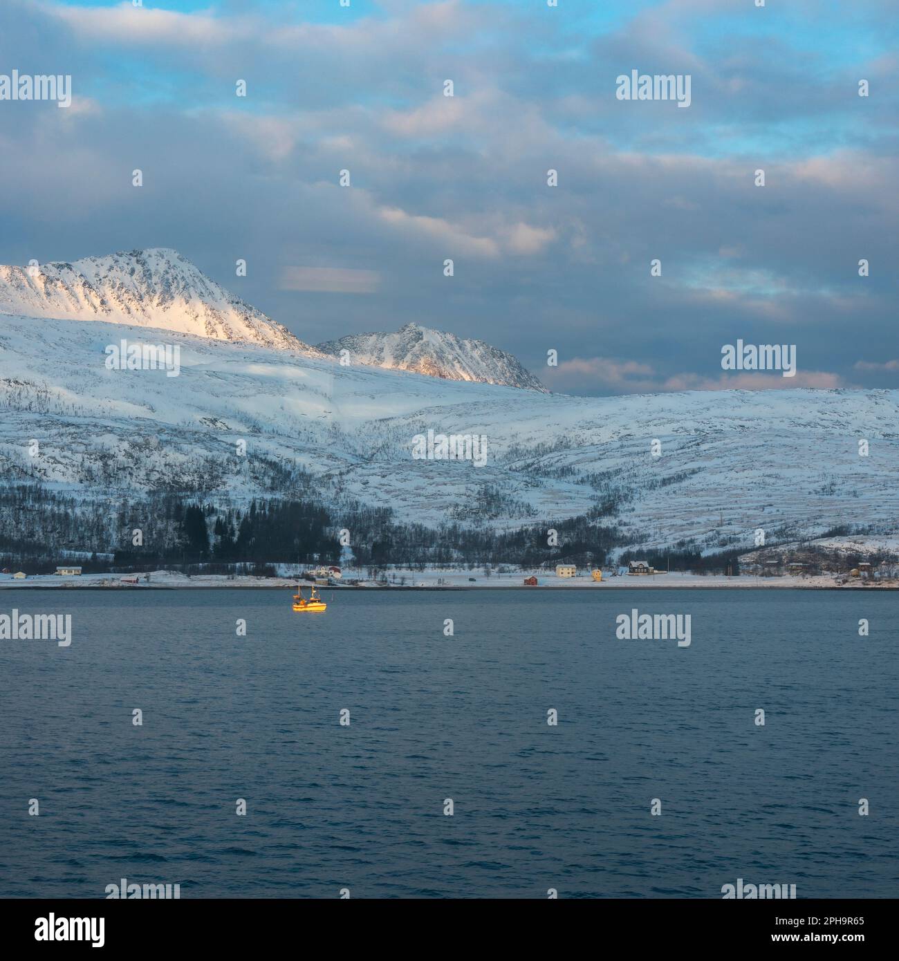 Am frühen Morgen fährt ein Schiff auf dem Nordatlantik zum Fischen oder ...