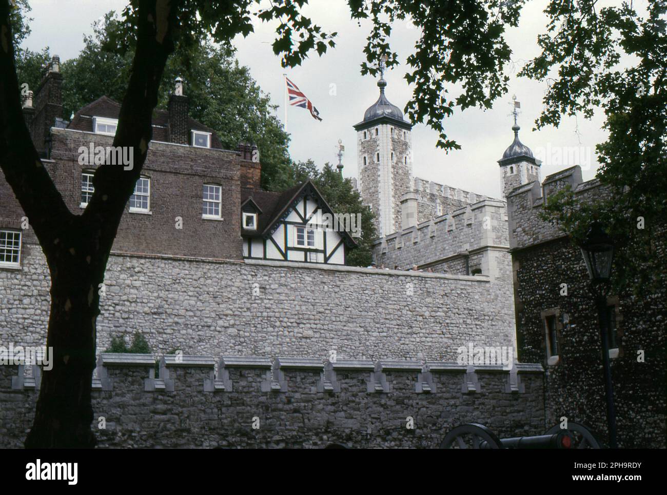 London. 1984. A view of the Tower of London from Tower Wharf in a ...