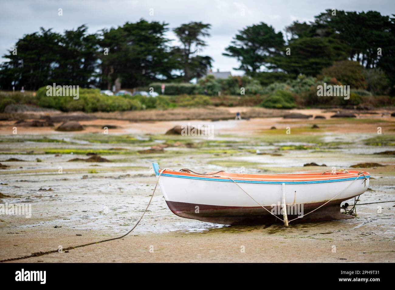 Stranded boat hi-res stock photography and images - Alamy