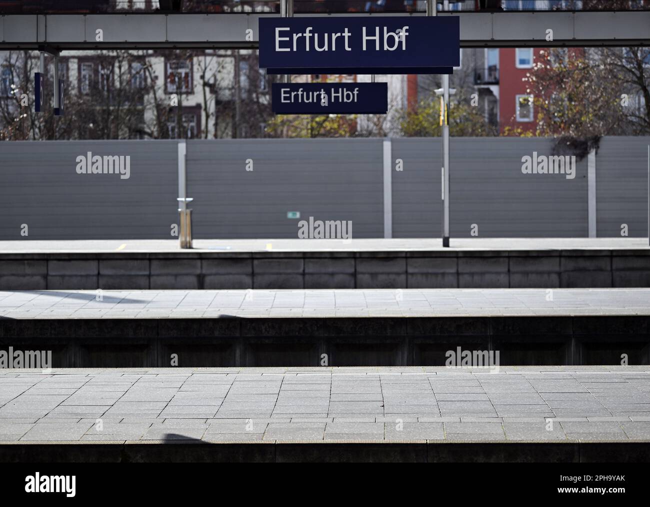 Erfurt, Germany. 27th Mar, 2023. The platforms at Erfurt's main train ...