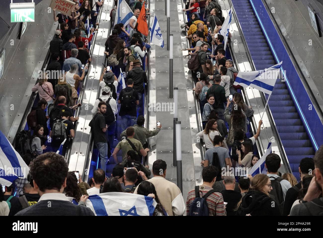 Itzchak navon station hi-res stock photography and images - Alamy