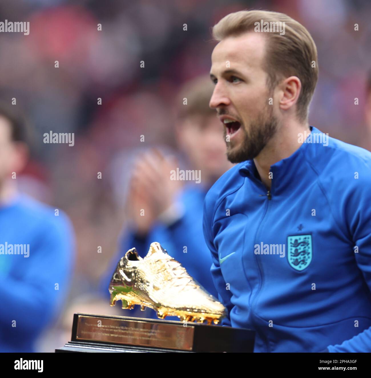 Harry Kane of England poses with their Golden Boot trophy during UEFA ...