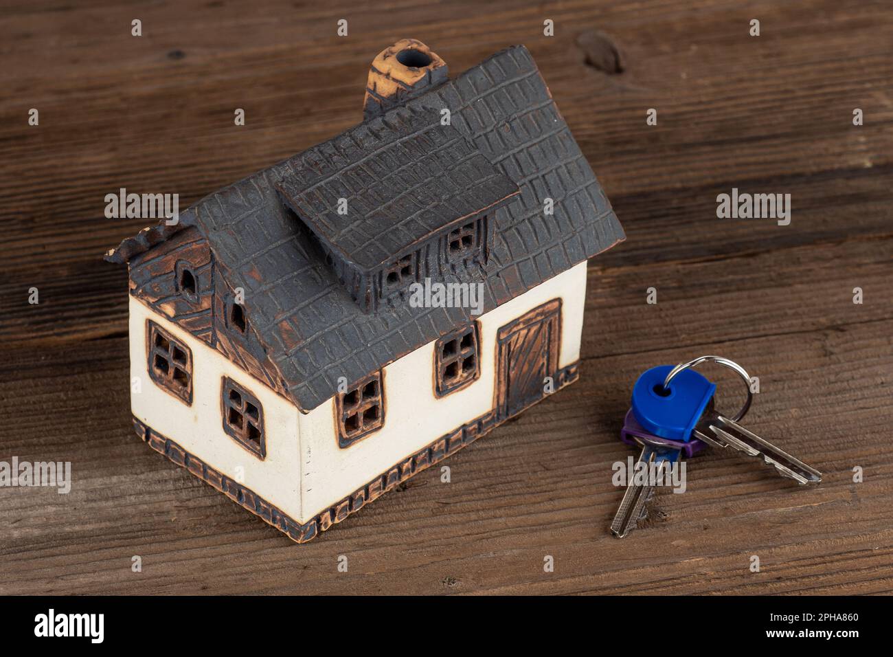 Model house and keys on table. Concept of dream house Stock Photo - Alamy