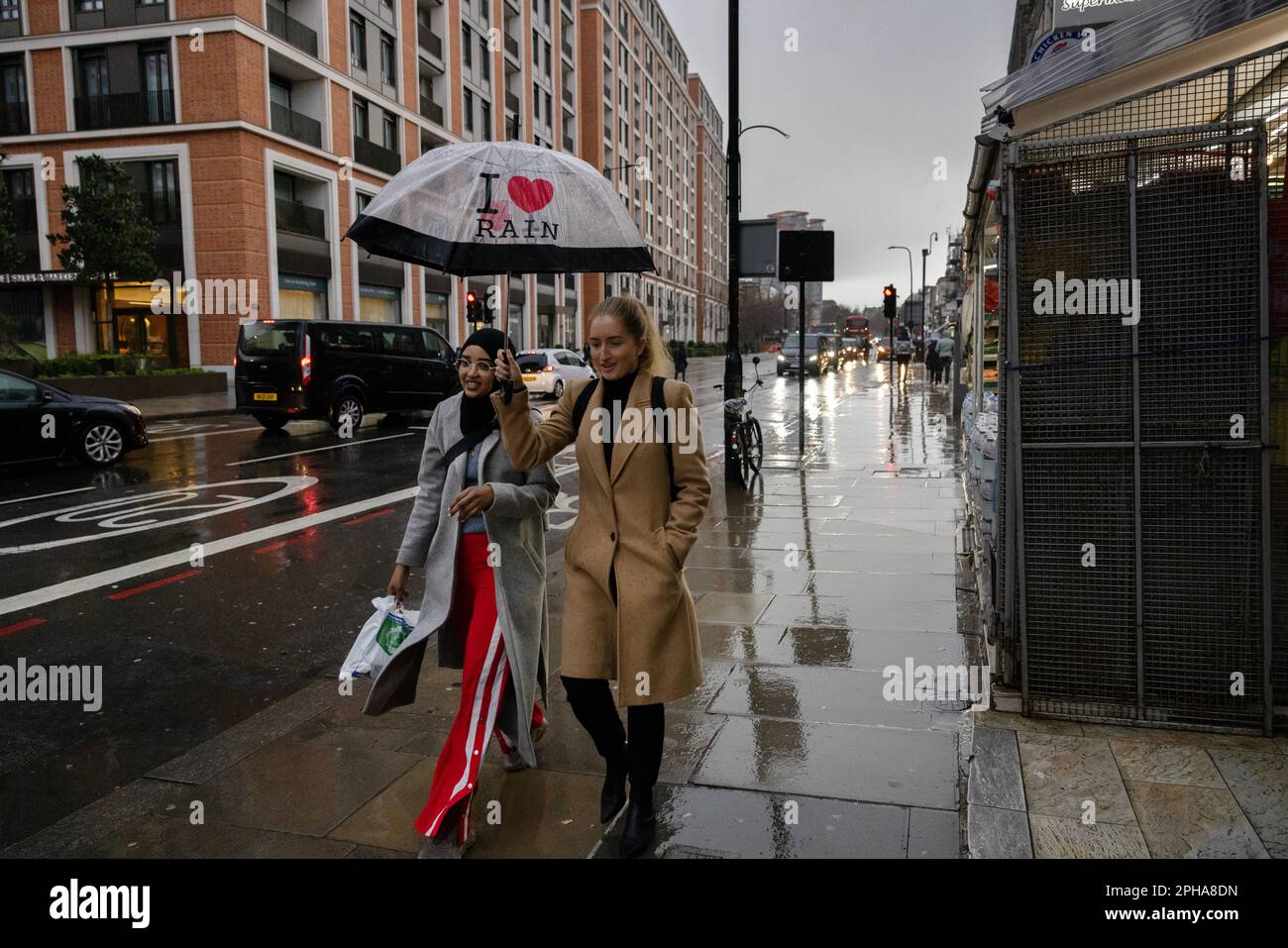 London rain season hi-res stock photography and images - Alamy