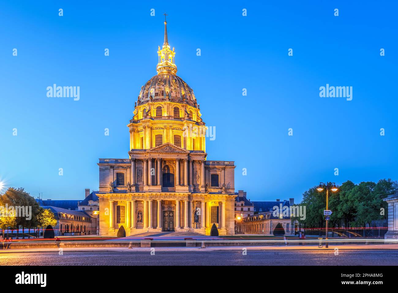 Invalides in paris bus hi-res stock photography and images - Alamy