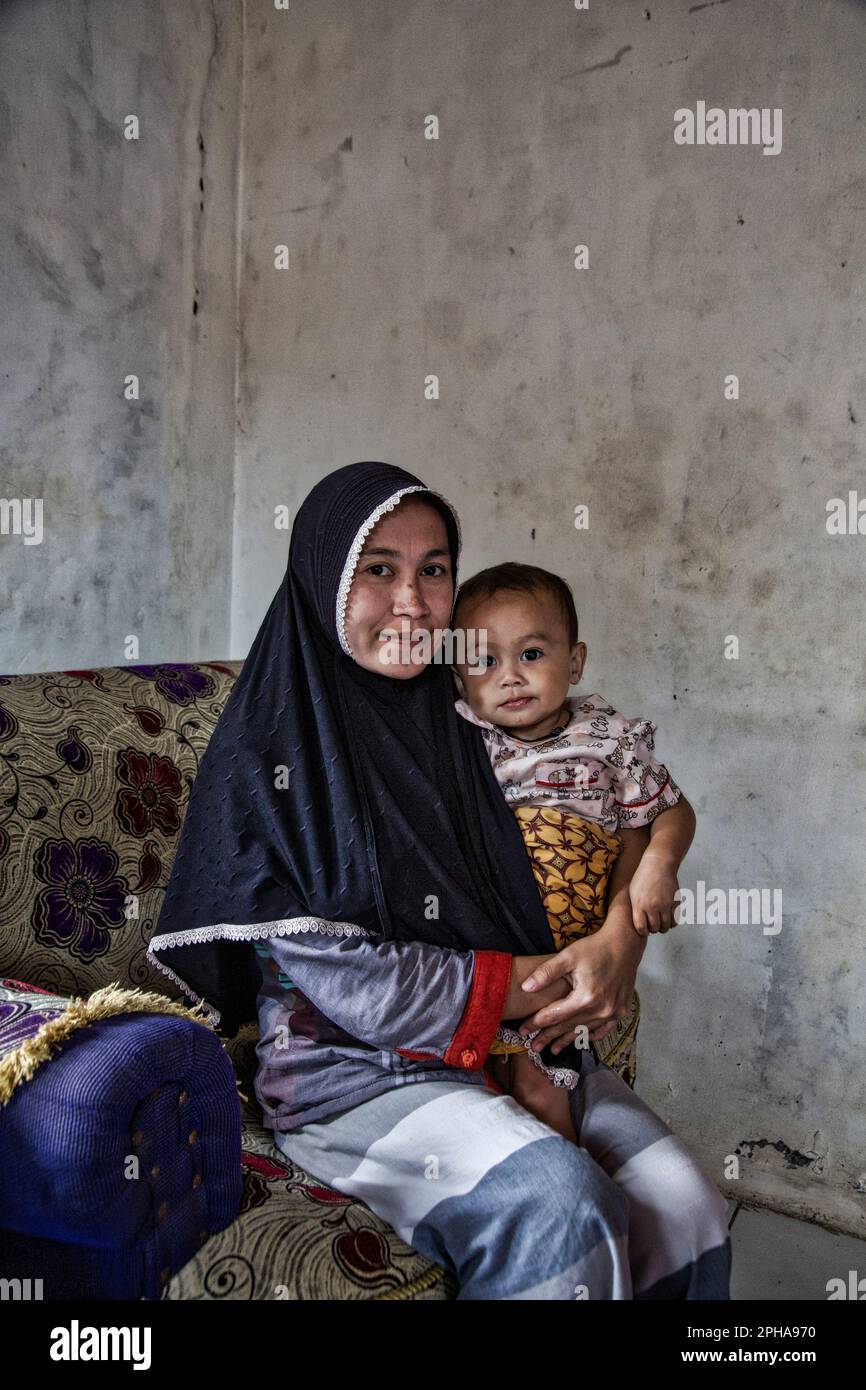 Old woman javanese in front fire hi-res stock photography and images ...