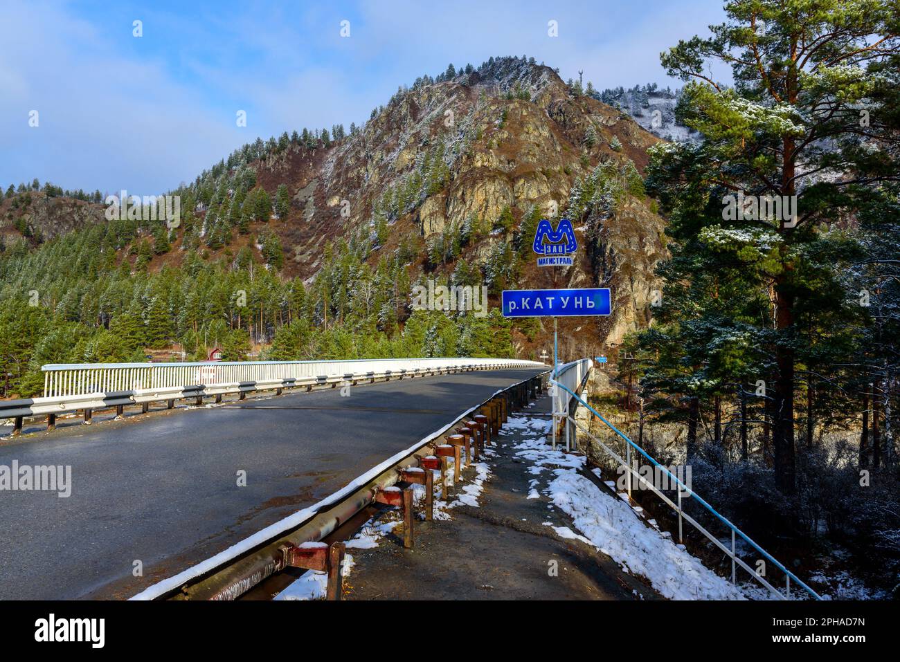 Car travelling across bridge hi-res stock photography and images - Alamy