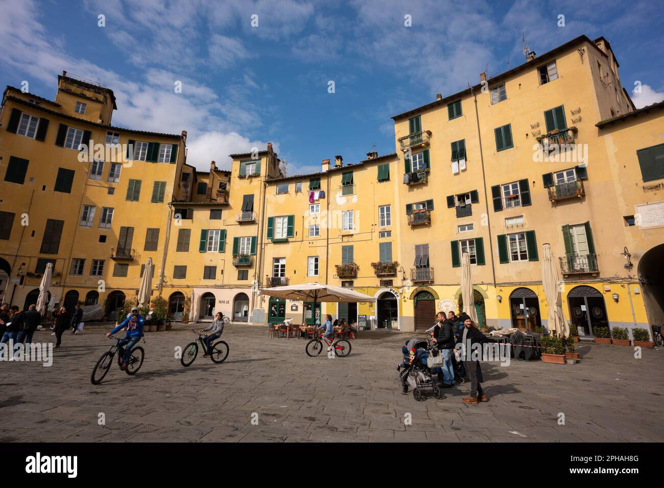 Piazza Anfiteatro, houses built on the foundations of a Roman ...