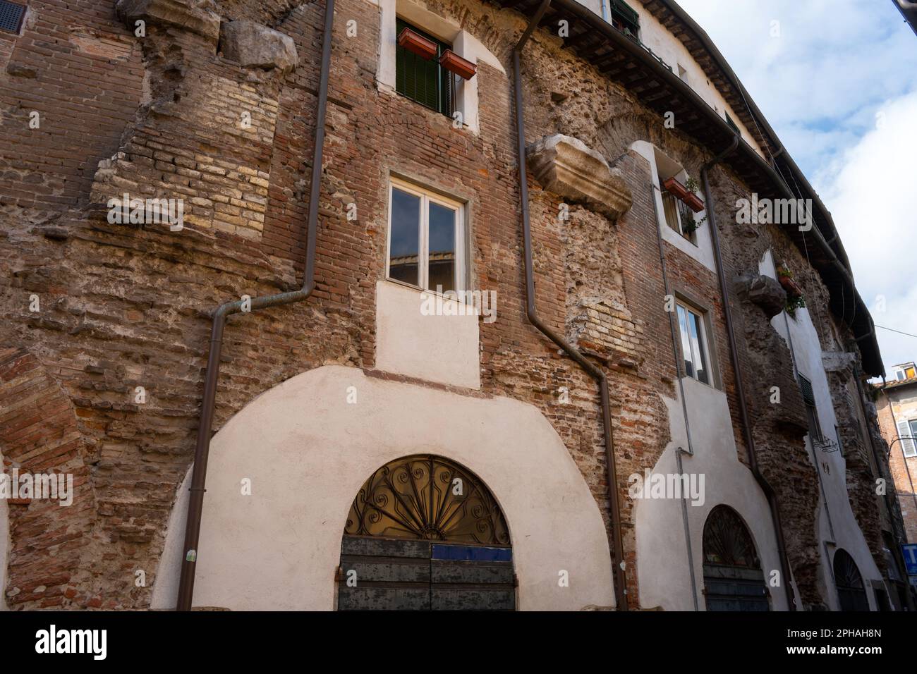 Piazza Anfiteatro, houses built on the foundations of a Roman ...