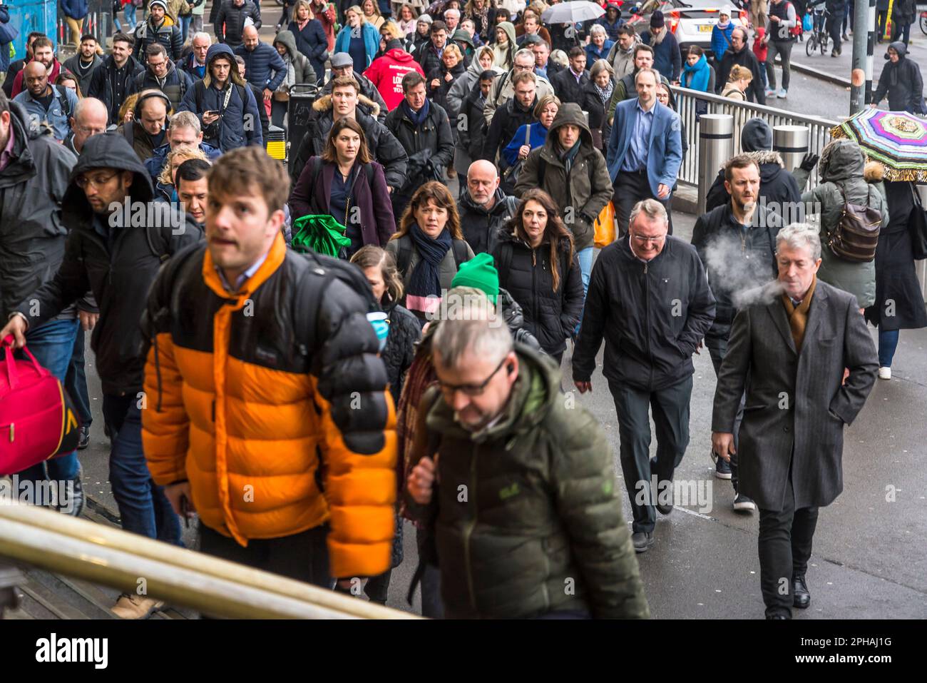 London waterloo station overcrowding hi-res stock photography and ...