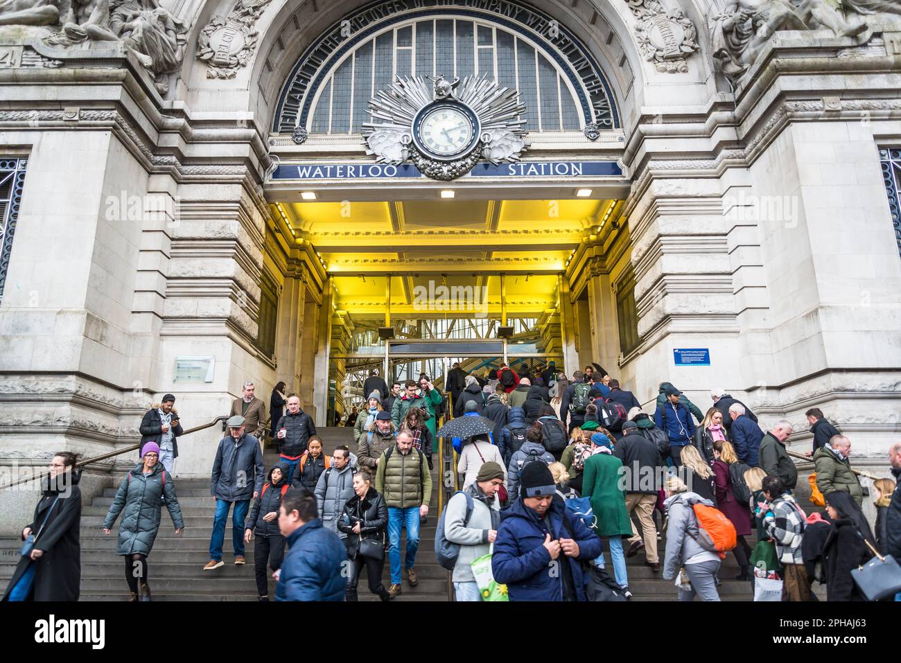 London waterloo station overcrowding hi-res stock photography and ...