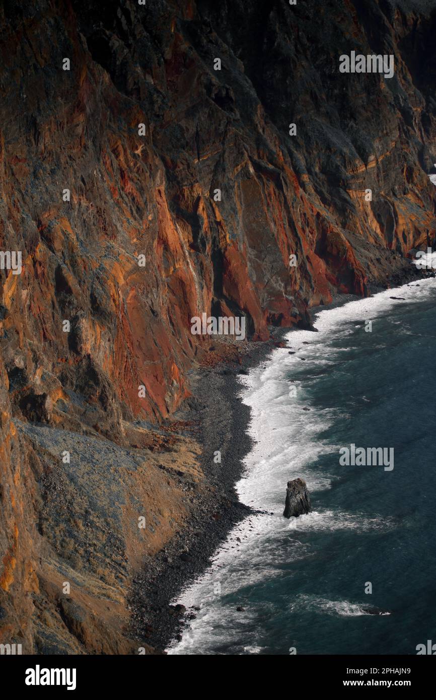 Rolling in waves from rocky hi-res stock photography and images - Alamy