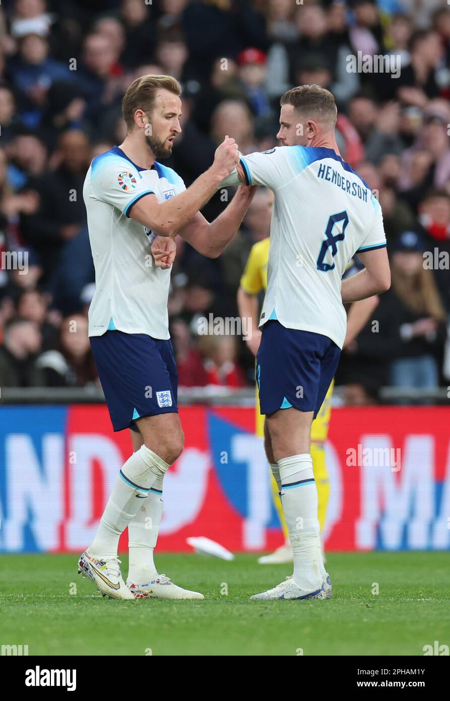 Harry Kane (Tottenham Hotspur)of England hand over the captains band to ...