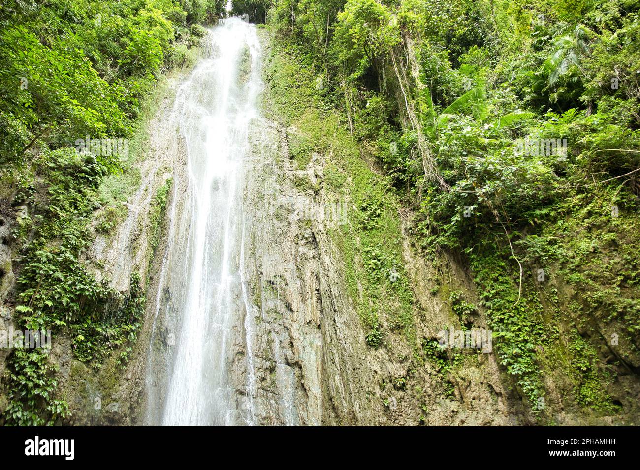The idyllic Cangbangang Waterfalls in Siquijor in the Philippines ...