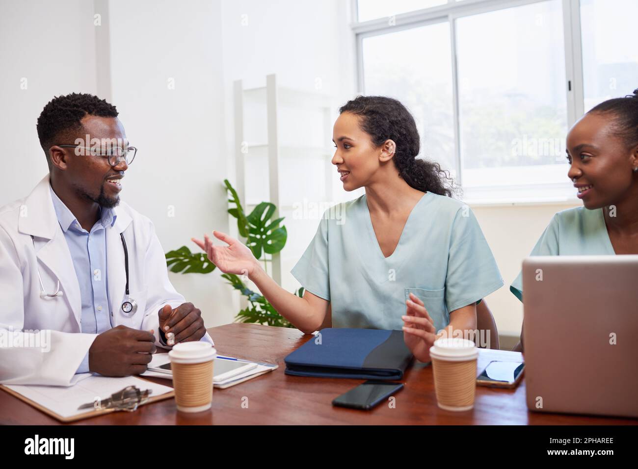 Doctor team meeting laptop hi-res stock photography and images - Alamy