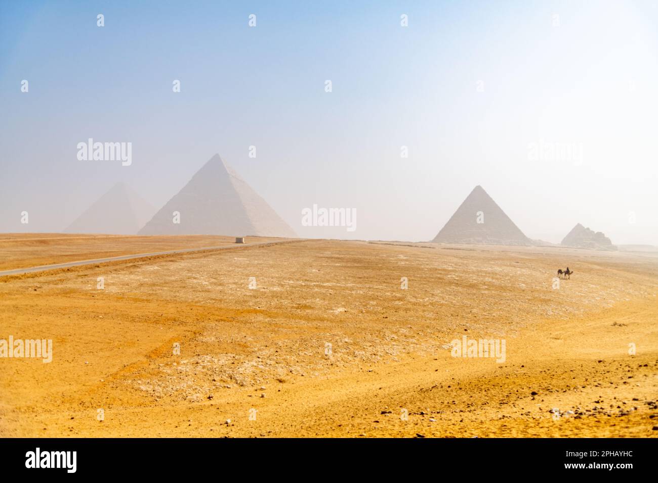A view of the Pyramids of Giza complex in Egypt Stock Photo - Alamy