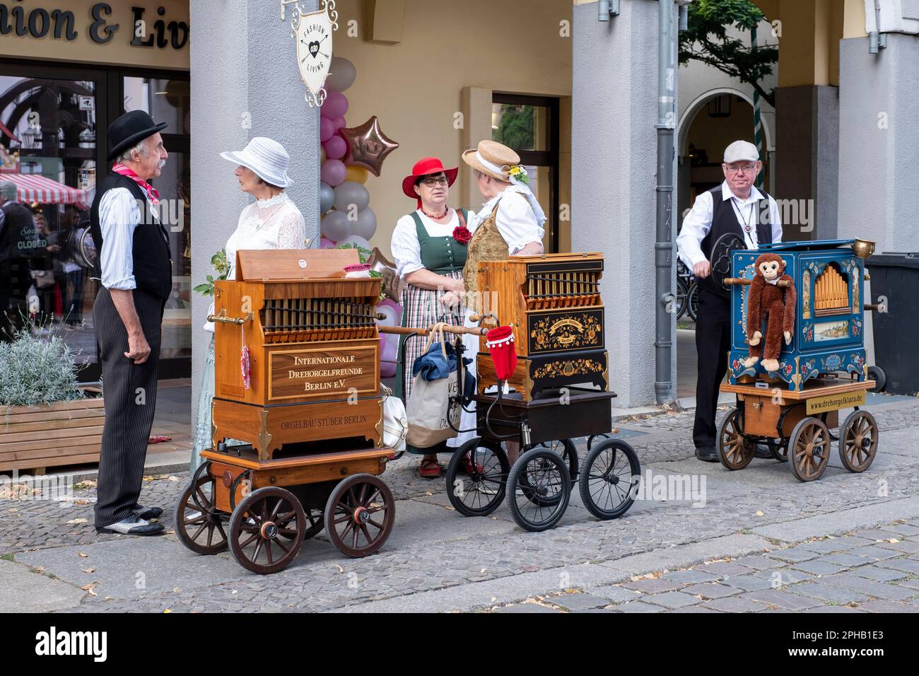 Organ grinder festival hi-res stock photography and images - Alamy
