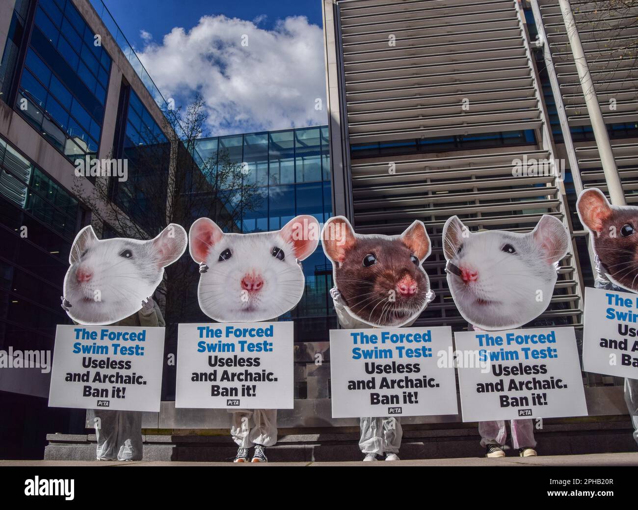London, UK. 27th Mar, 2023. PETA activists hold huge mouse and rat ...