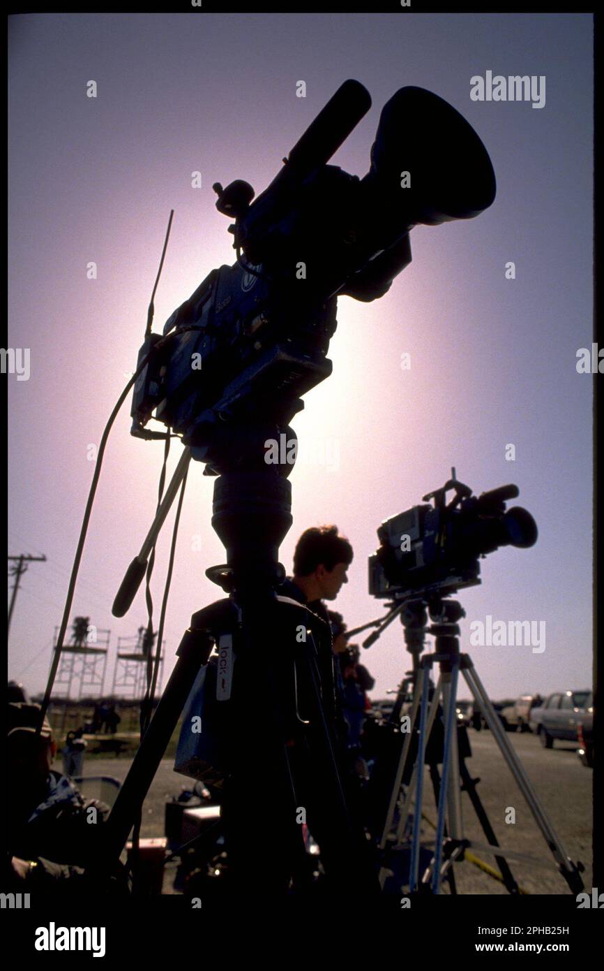 Waco Texas USA, March 1993: Television cameras and other vehicles crowd ...