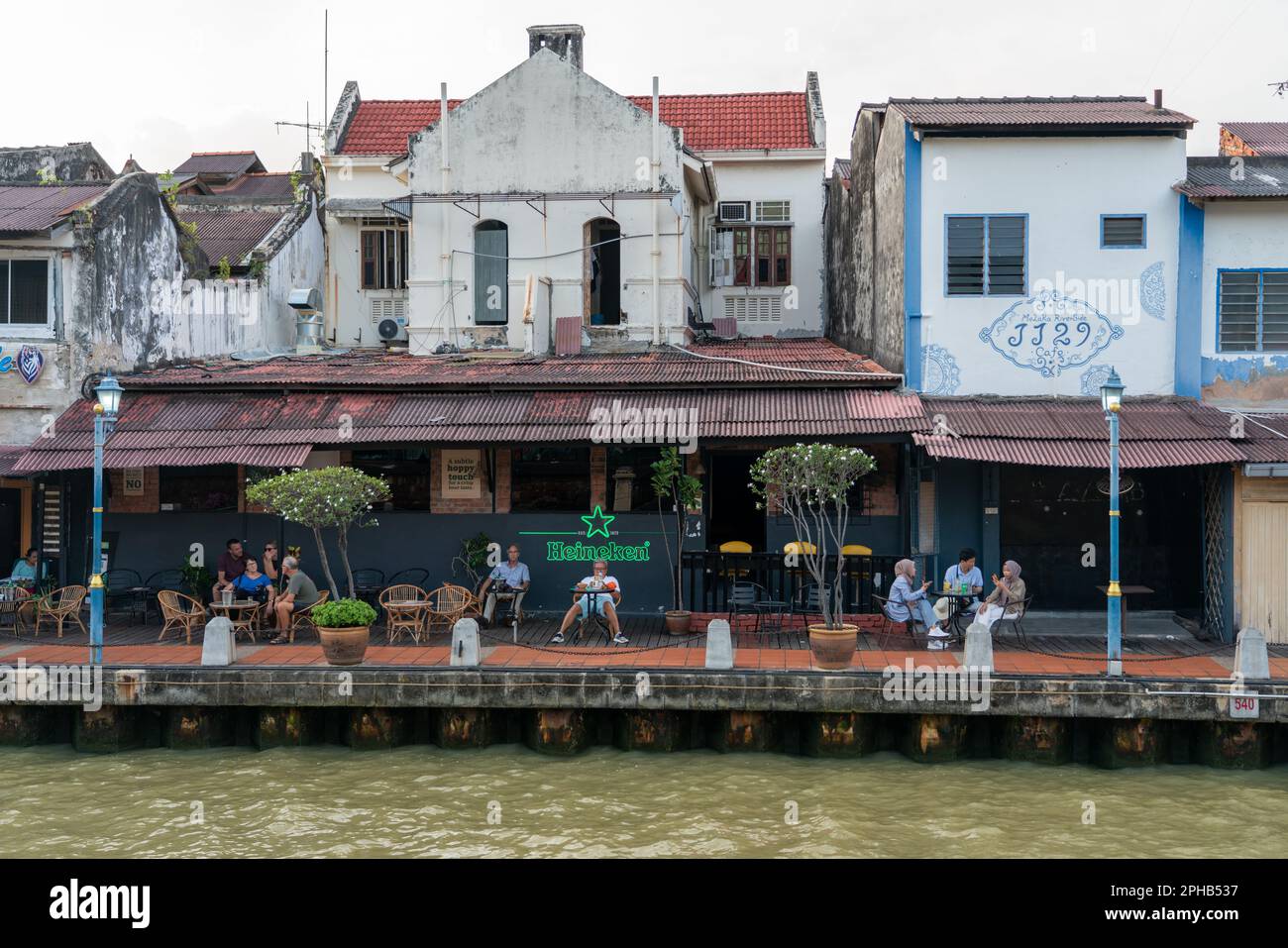Riverside cafe experience hi-res stock photography and images - Alamy