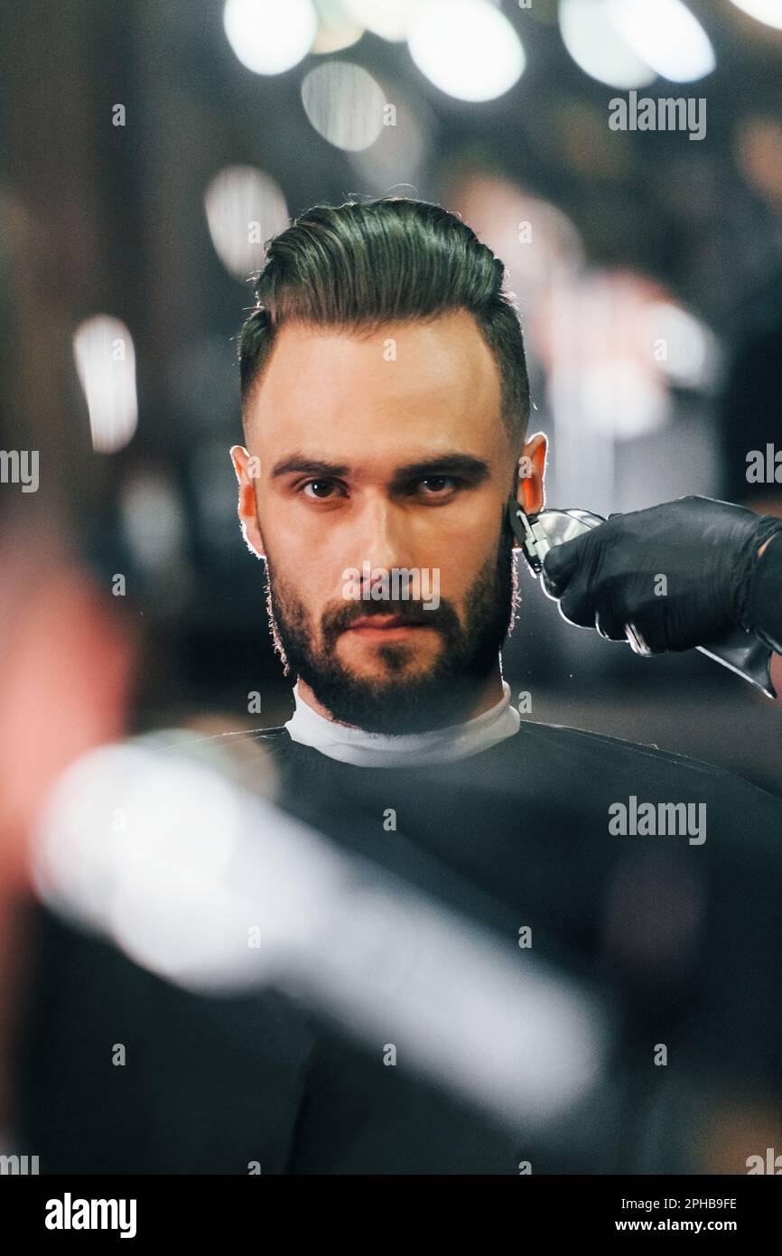 Black man getting shaved hi-res stock photography and images - Alamy