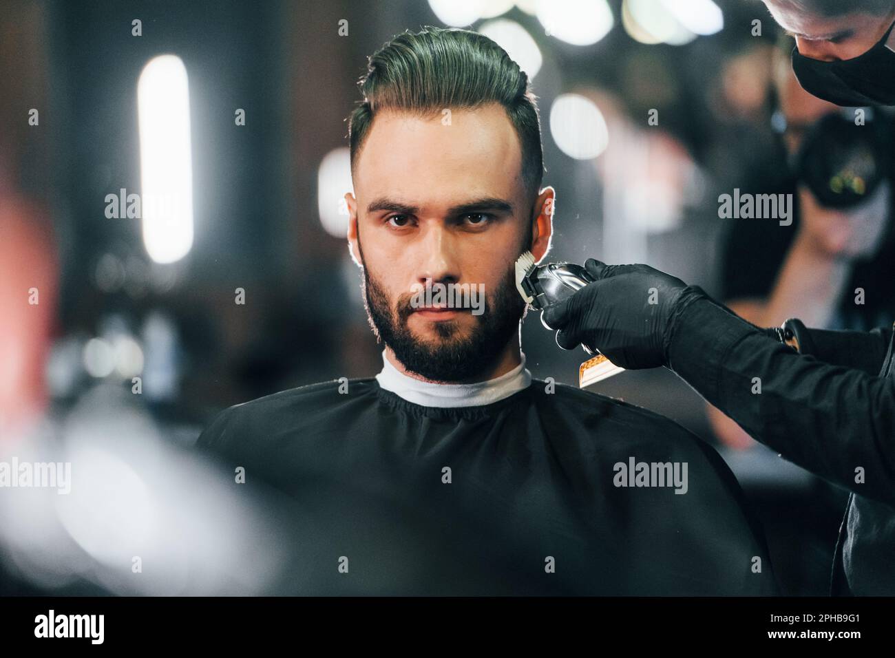 Black man getting shaved hi-res stock photography and images - Alamy