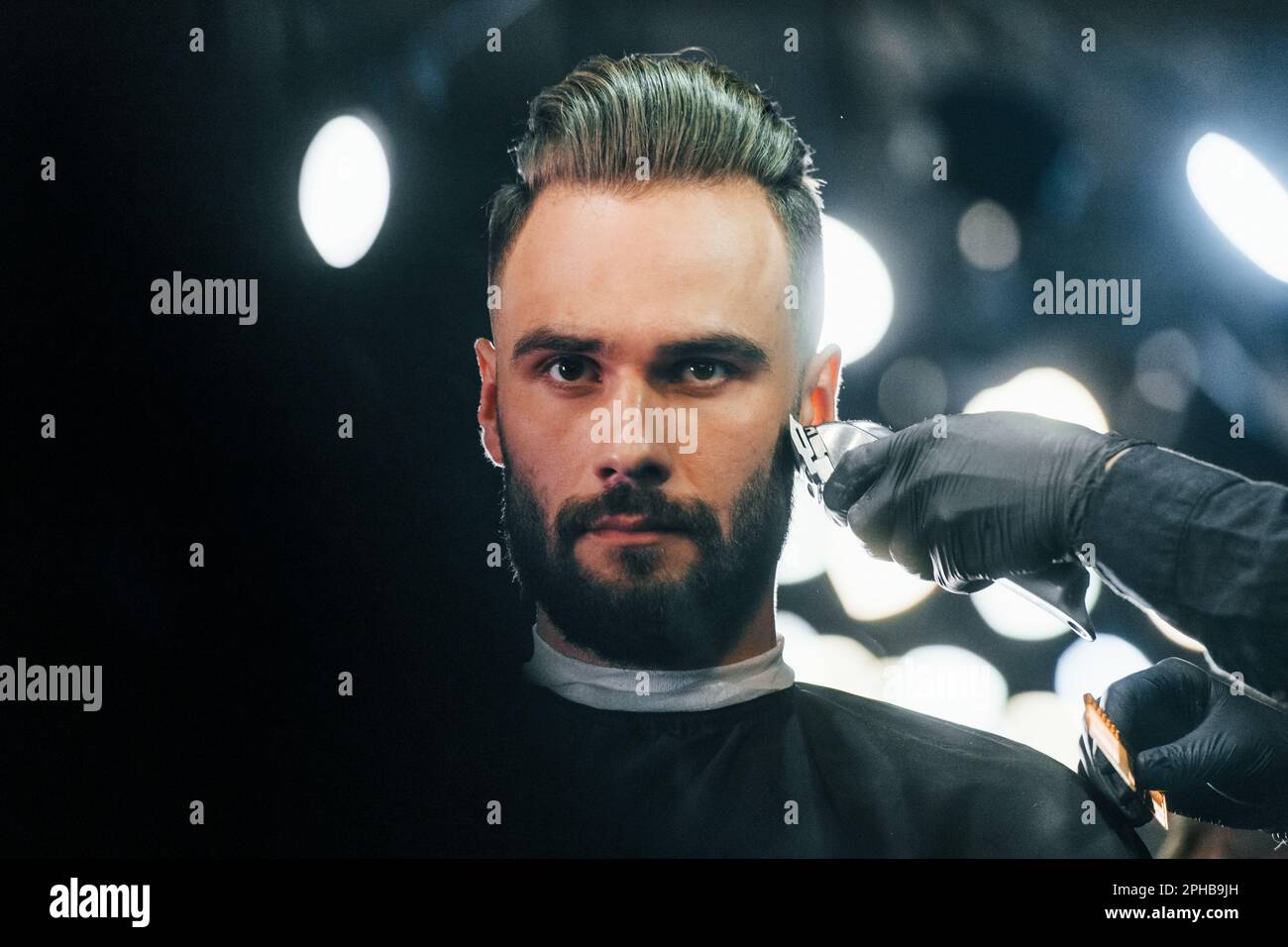 Black man getting shaved hi-res stock photography and images - Alamy