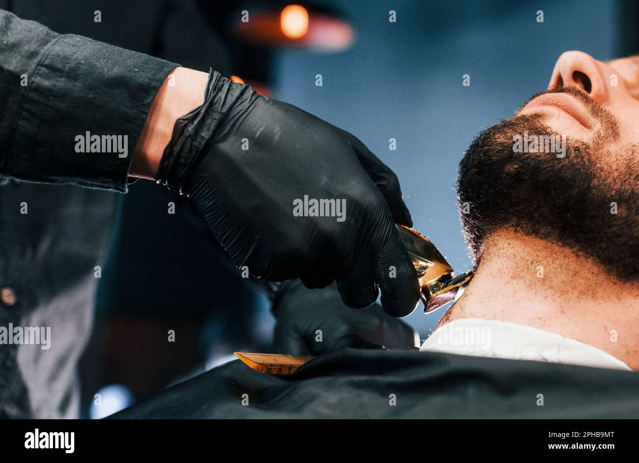 Black man getting shaved hi-res stock photography and images - Alamy