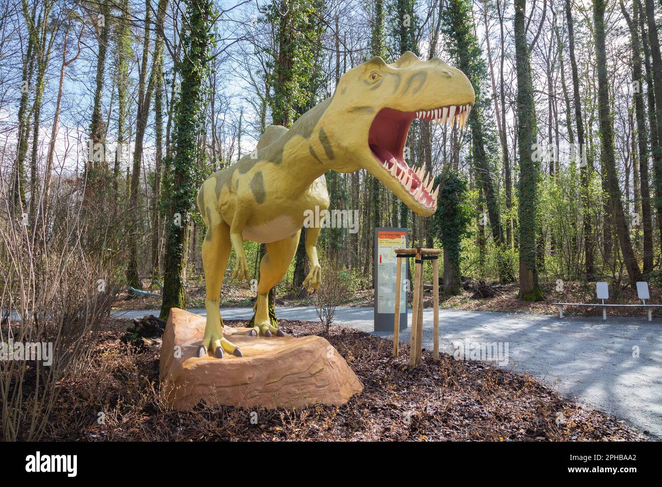 Der Saurierpark Bautzen ist mit seinen über 200 Sauriern der ...