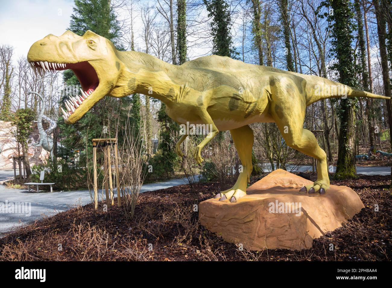 Der Saurierpark Bautzen ist mit seinen über 200 Sauriern der ...