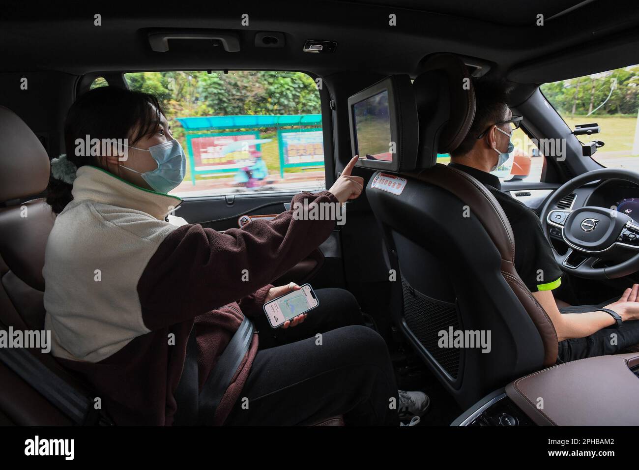 (230327) -- GUANGZHOU, March 27, 2023 (Xinhua) -- A passenger (L) uses ...
