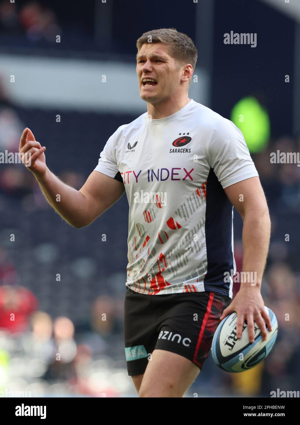 Owen Farrell of Saracens before kick off during the Gallagher ...