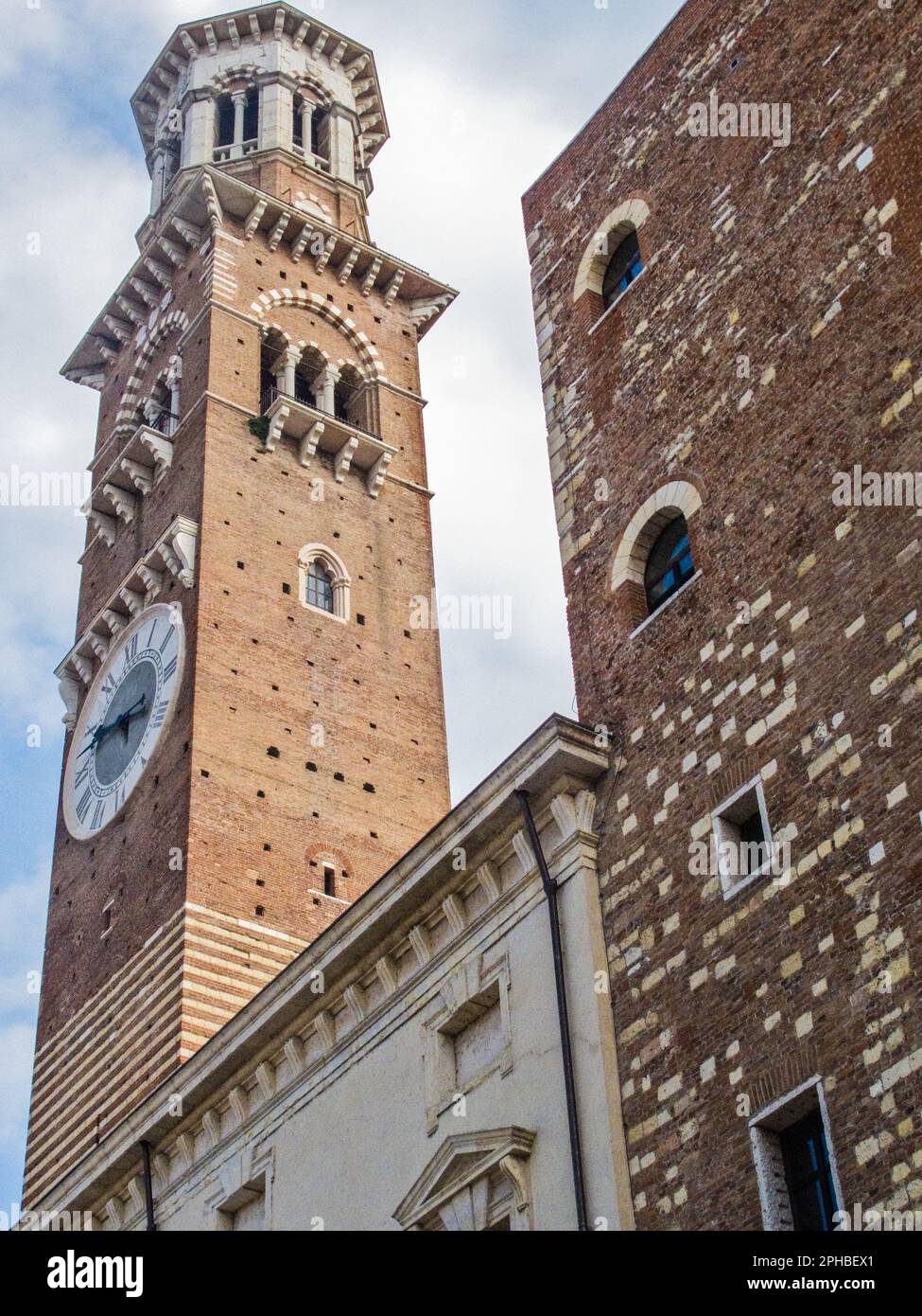 Torre dei Lamberti, Piazza delle Erbe, Verona Stock Photo - Alamy