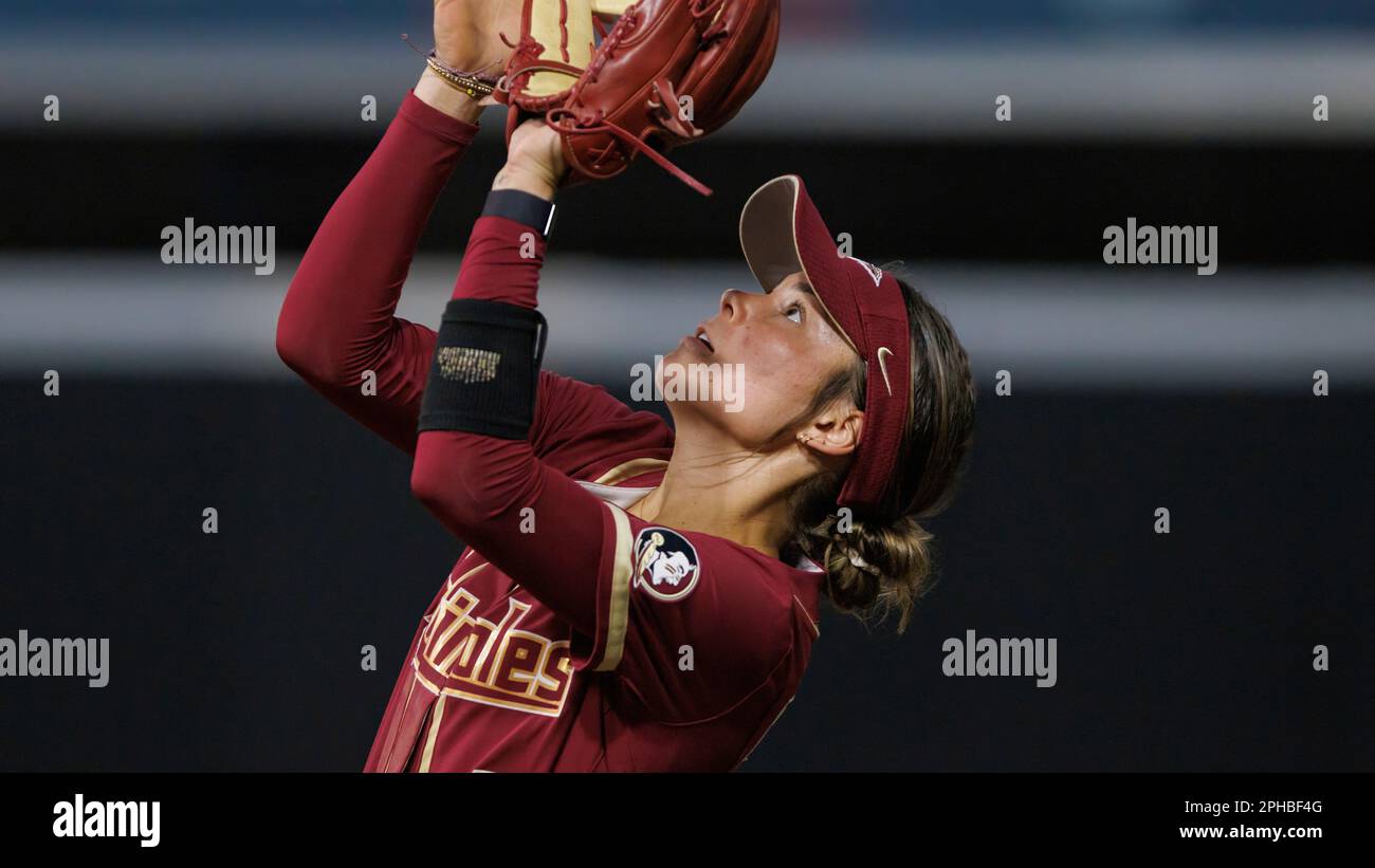 Florida State's Devyn Flaherty (9) makes a catch during an NCAA ...