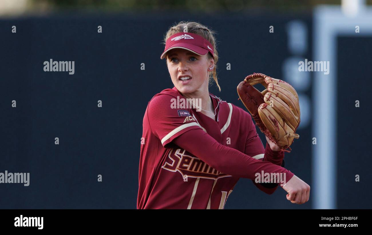 Florida State's Josie Muffley (10) makes a throw during an NCAA ...