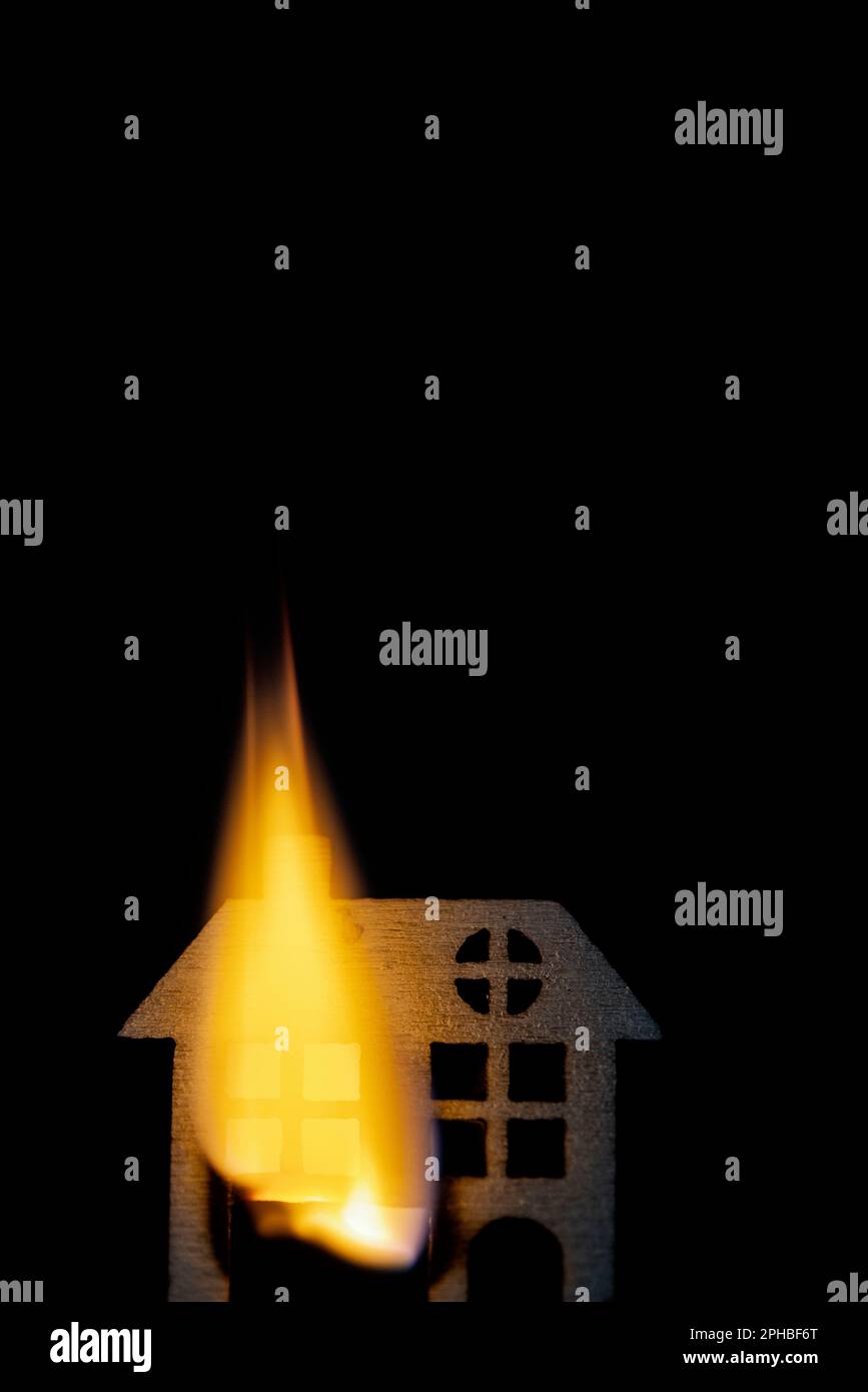 Burning house hi-res stock photography and images - Alamy